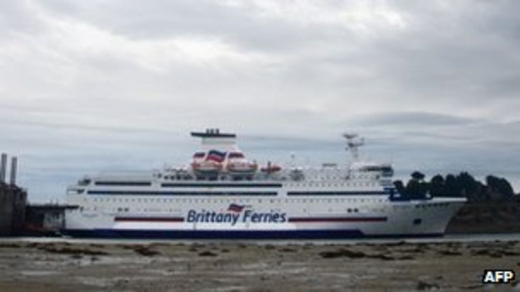 Brittany Ferry staff 'told to stay at home' - BBC News