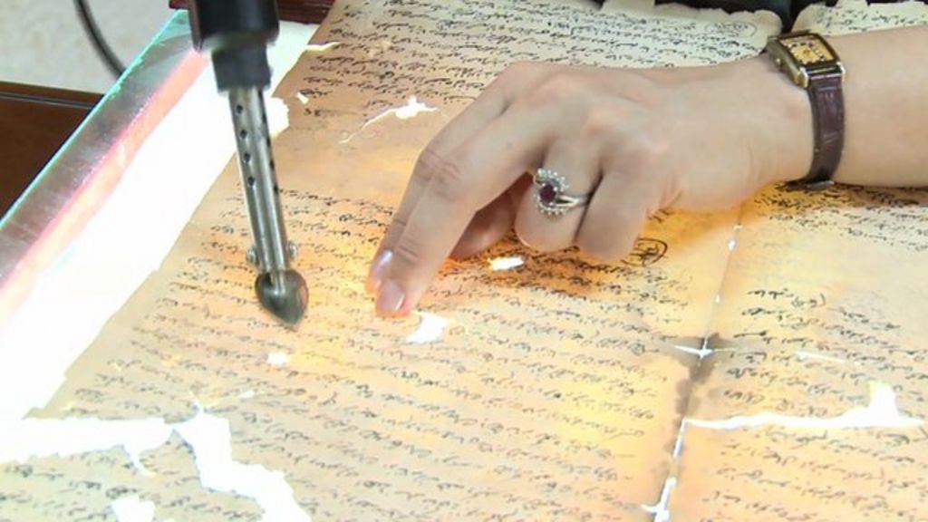 Workshop set up to preserve Iraq’s historical documents - BBC News