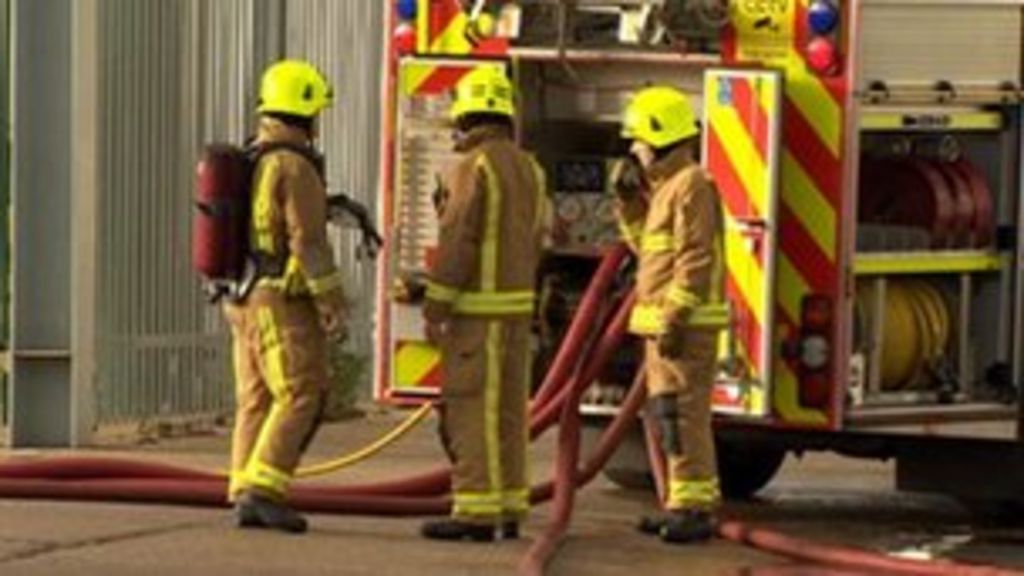 Hull firefighters tackle blaze at industrial building - BBC News