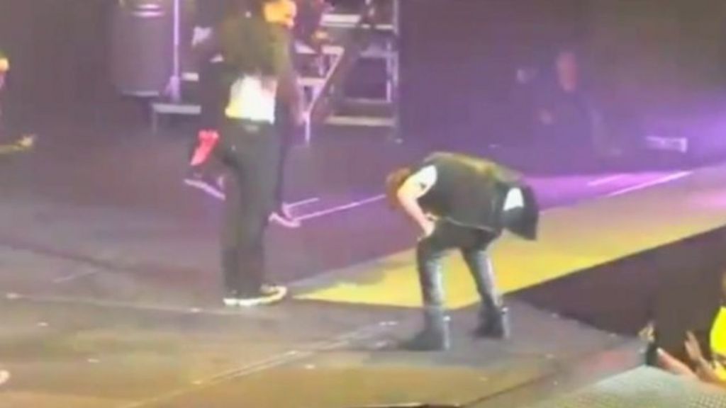Justin Bieber is sick on stage during concert - BBC News