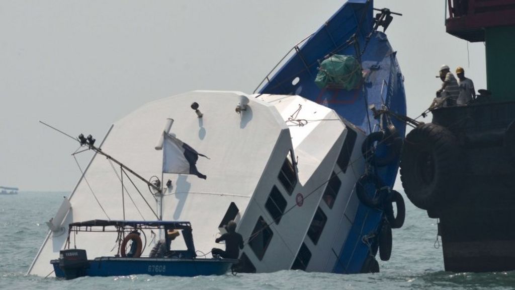Hong Kong boat crash off Lamma Island kills 36 - BBC News
