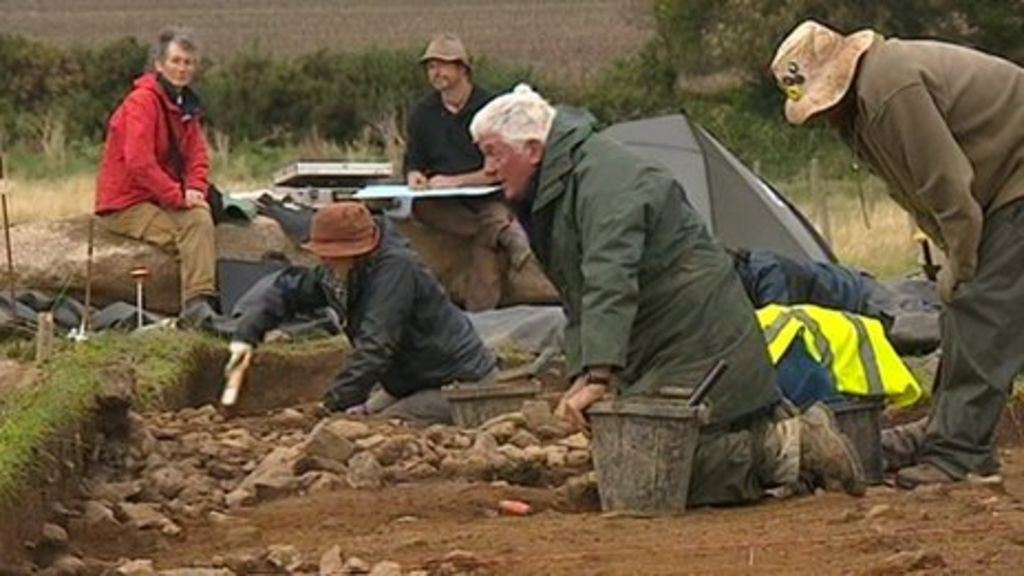 Tools and weapons found at Giant's Quoit ancient monument - BBC News