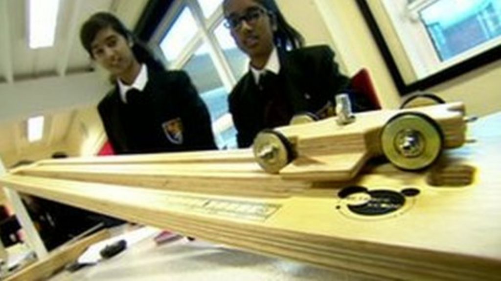State schools 'failing girls who want to study physics' - BBC News
