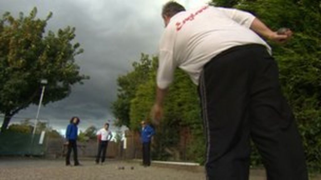 Warwickshire pub team vie for world petanque title - BBC News