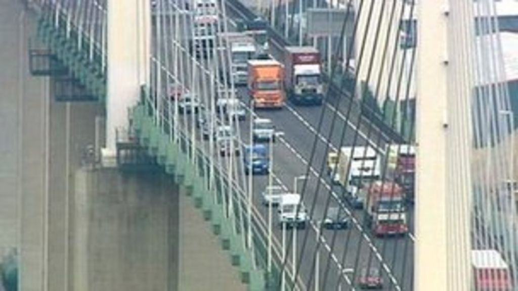 QEII bridge closure delays M25 drivers in Kent and Essex - BBC News