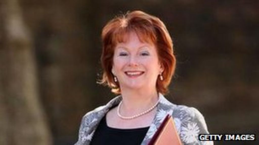 Salford and Eccles MP Hazel Blears calls for gun amnesty - BBC News