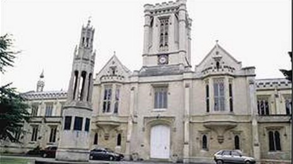 Cheltenham College memorial honours war dead - BBC News