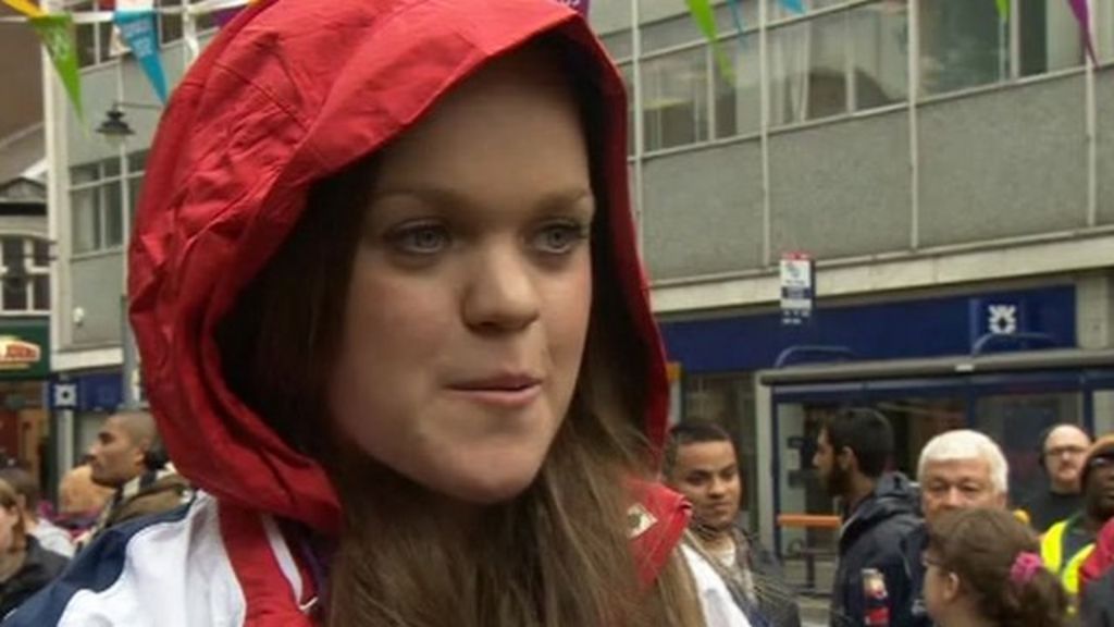 Ellie Simmonds: Walsall honours Paralympian swimmer - BBC News