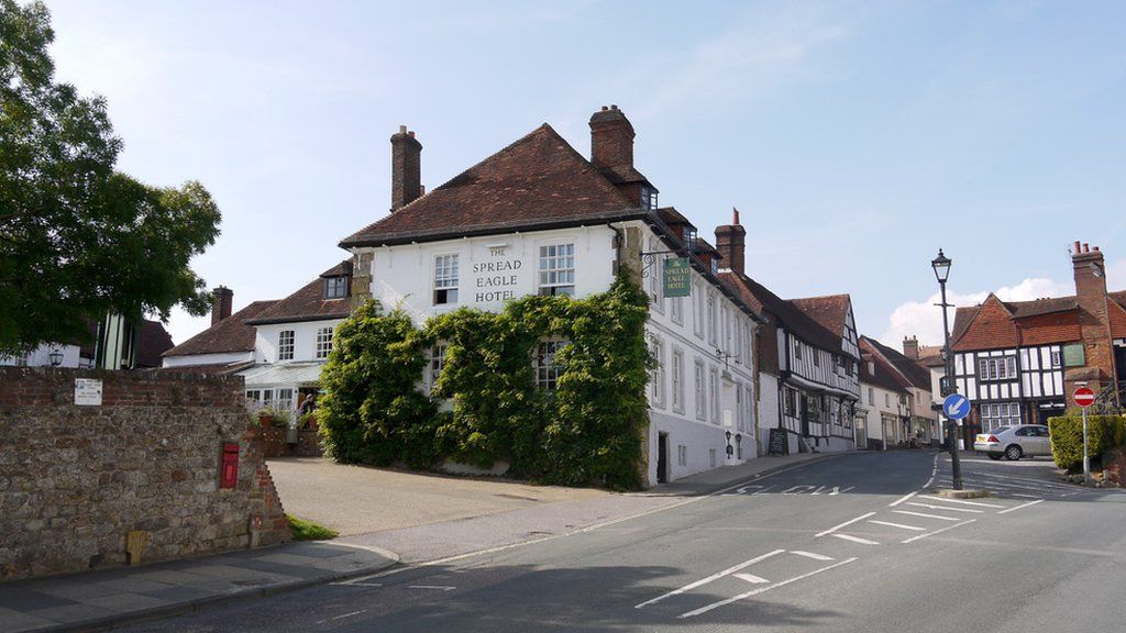 Lorry ban in Midhurst town centre - BBC News