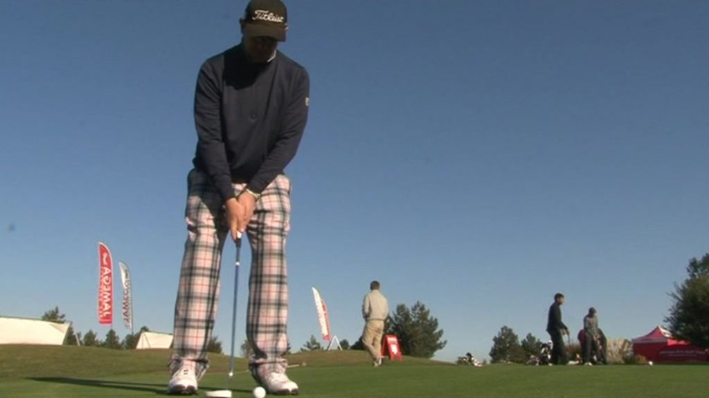 Disabled golfer Andy Gardiner goes professional - BBC News