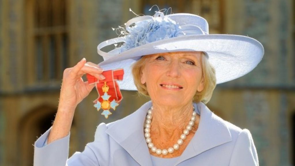 Cookery writer and Bake Off judge Mary Berry receives CBE - BBC News