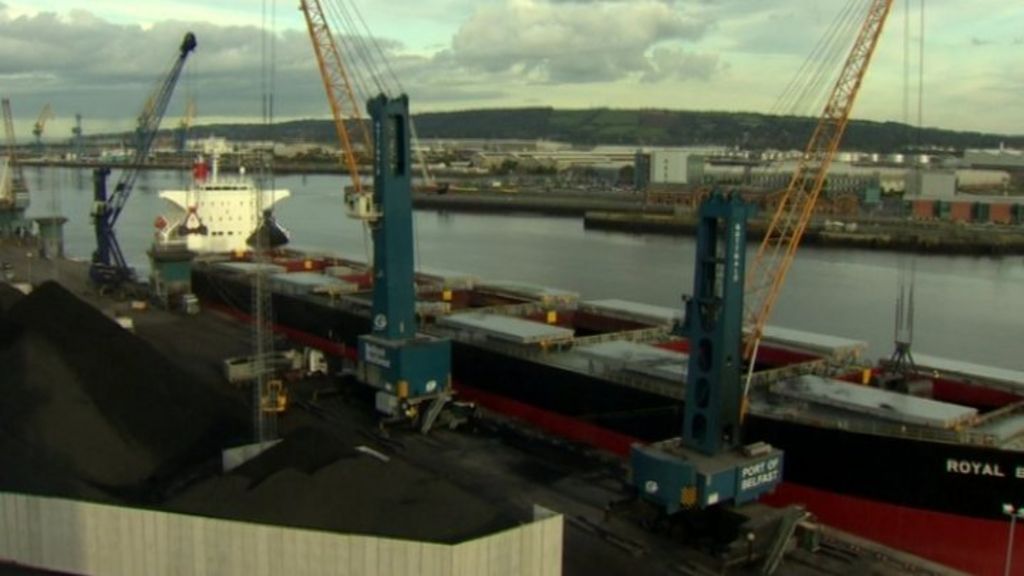 Royal Breeze bulk ship brings Belfast 20 days of coal - BBC News