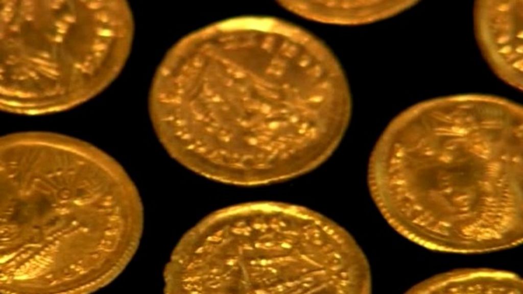 Roman gold coins found in St Albans field - BBC News