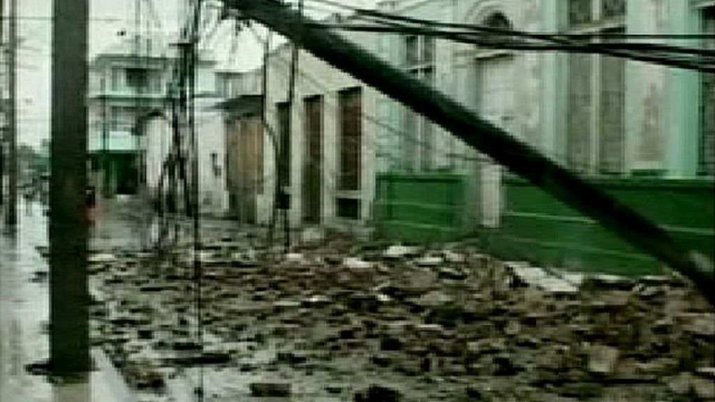 Sandy hits Cuba as category two hurricane - BBC News