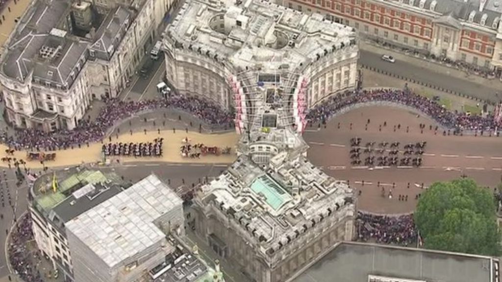 Admiralty Arch to be made into a luxury hotel - BBC News