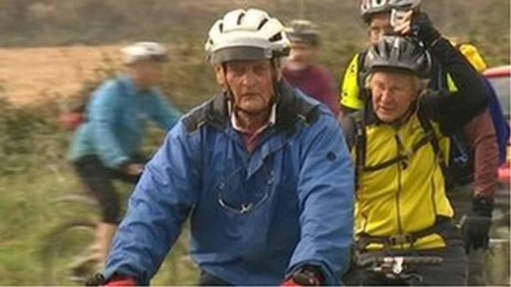 Alan Griffiths 90th birthday ride across Penwith moors - BBC News