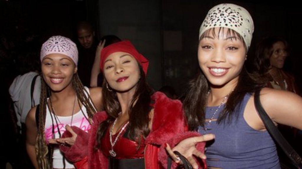 R&B singer Natina Reed killed by car - BBC News