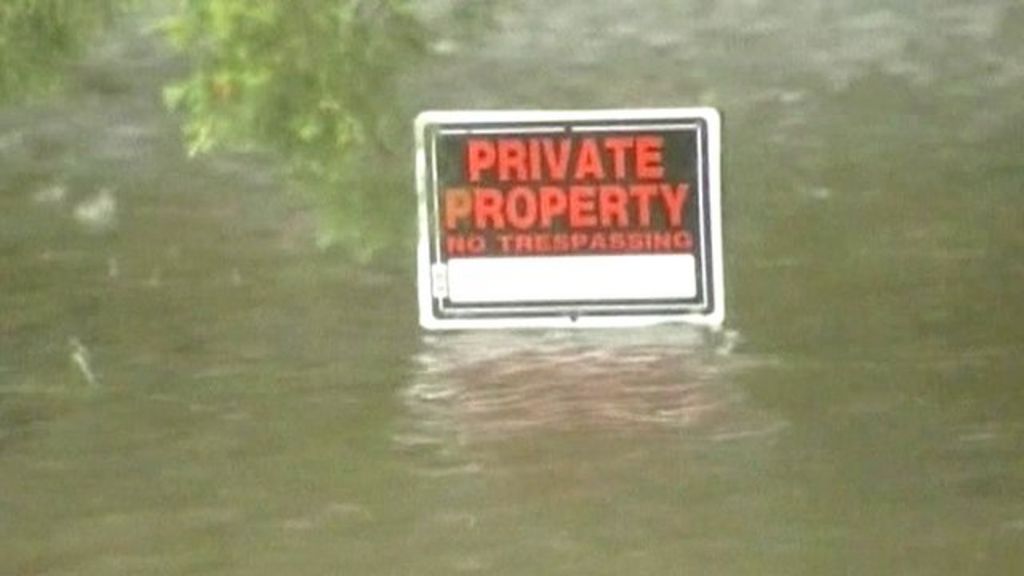 Hurricane Sandy: 'Very worried about storm surge' - BBC News