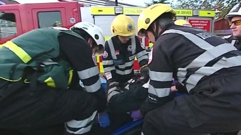Berkshire fire team's rescue challenge win - BBC News