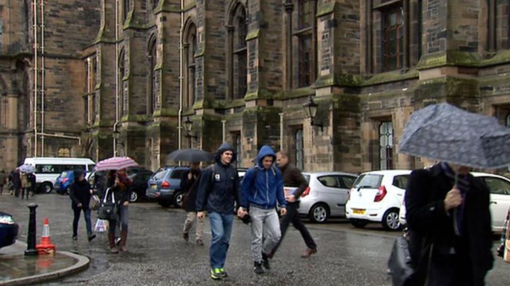 Loan delay hits thousands of students in Scotland - BBC News