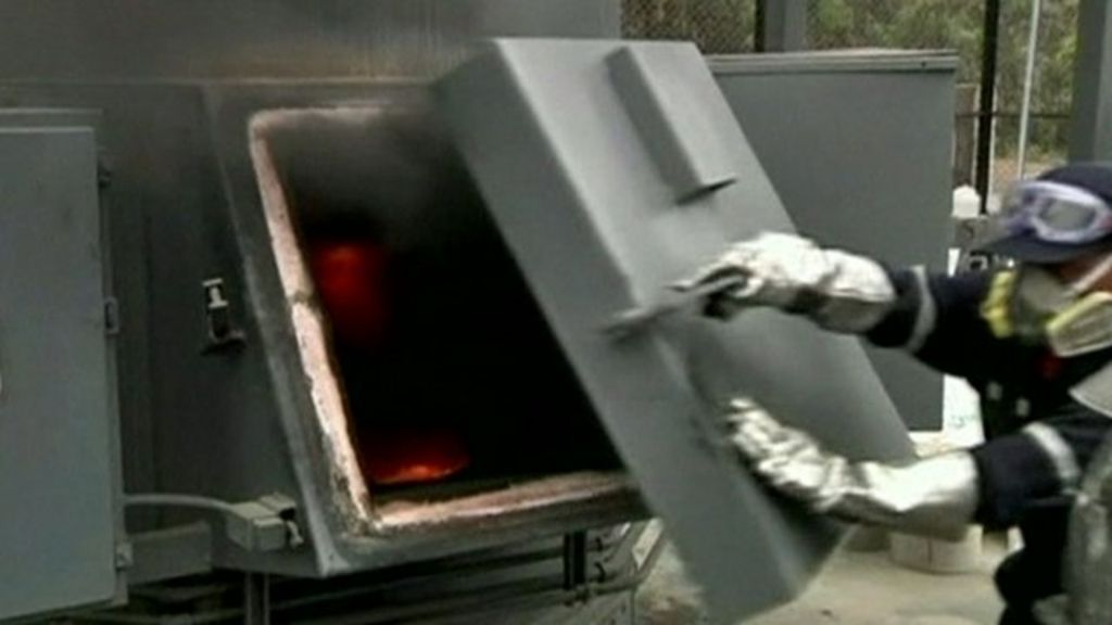 Incinerating 10 tonnes of illegal drugs in Peru - BBC News