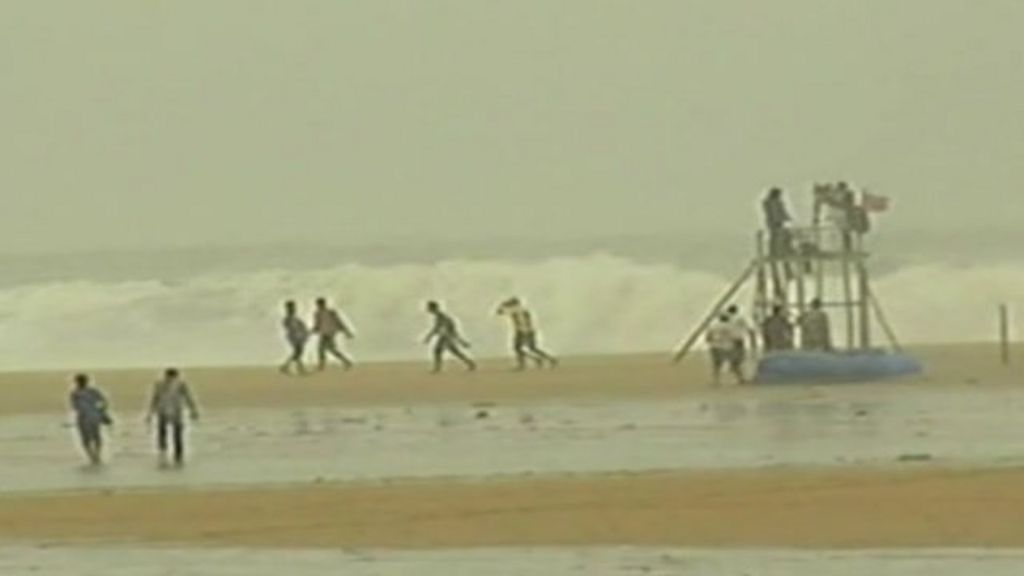 Cyclone Nilam hits Indian coast after Sri Lanka flooding - BBC News