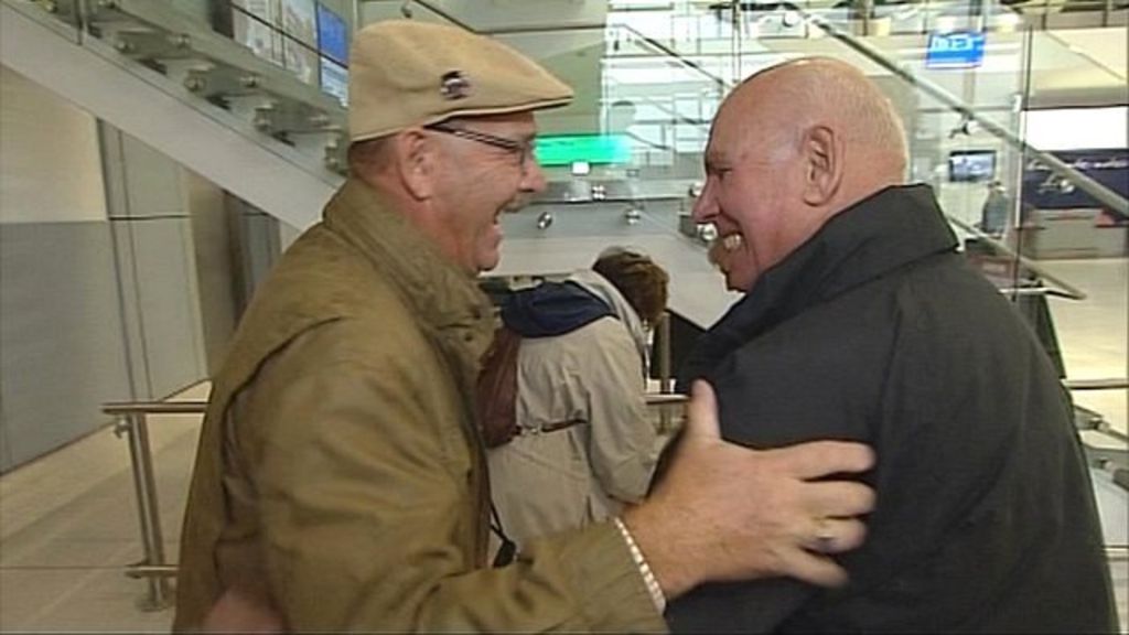 Facebook reunites American with 'lost' British family - BBC News