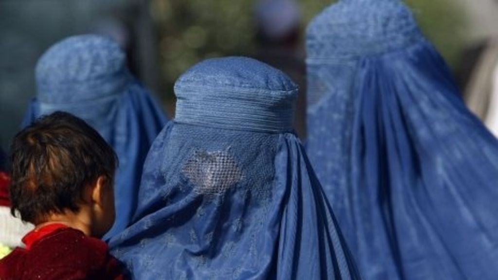 Girl killed in Pakistani-administered Kashmir acid attack - BBC News