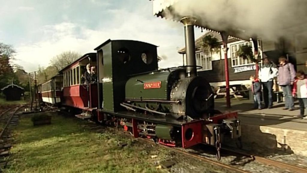 Restored locomotive pulls passengers in Cornwall - BBC News