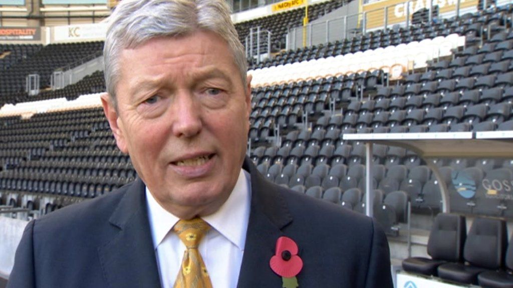 Hull MP Alan Johnson issues 'call to arms' to employers - BBC News