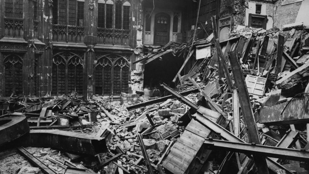 WWII memorial for 1943 Newbury bomb attack victims - BBC News