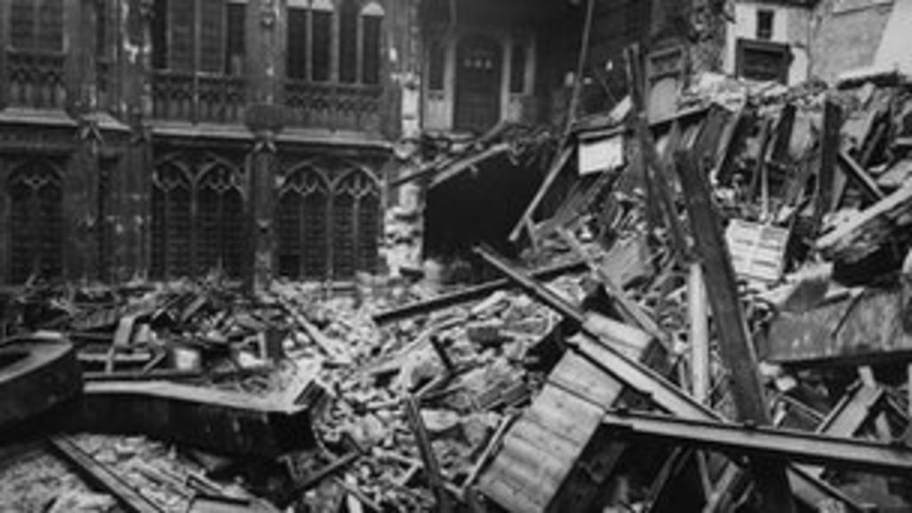 WWII memorial for 1943 Newbury bomb attack victims - BBC News