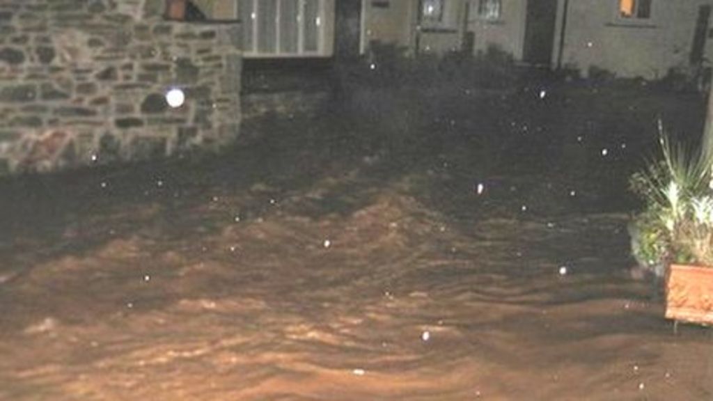 Cornwall's flood-prone areas worked on by ex-offenders - BBC News