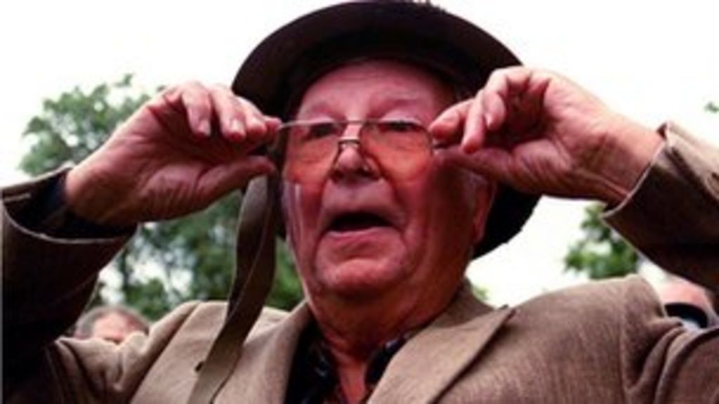 Clive Dunn, Dad's Army actor, dies aged 92 - BBC News