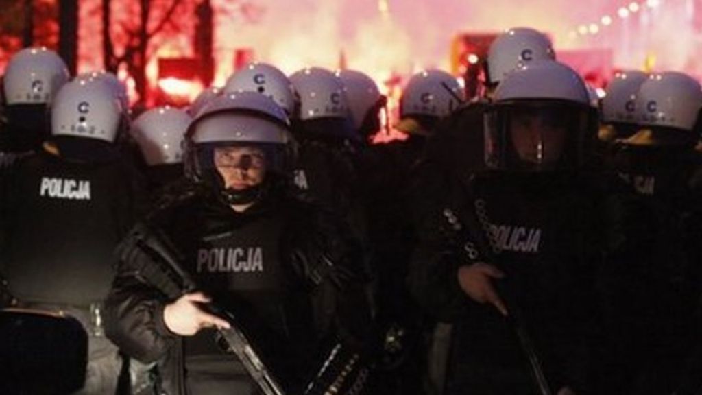 Poland Independence Day march in Warsaw turns violent - BBC News