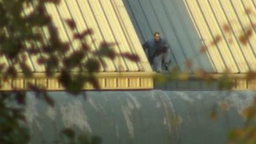 Inmate takes to Birmingham prison roof - BBC News
