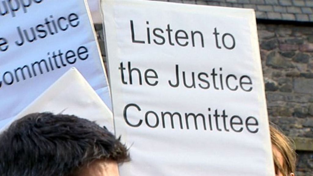 Solicitors stage legal aid fee protest - BBC News