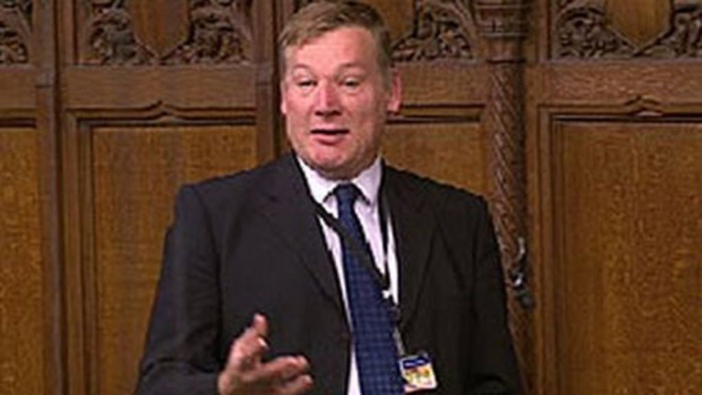 Muslim gang 'white rape' claim prompts row - BBC News