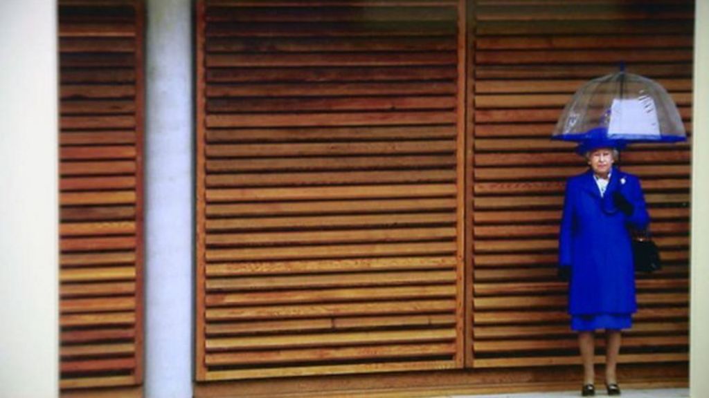 Photos of The Queen go on display - BBC News