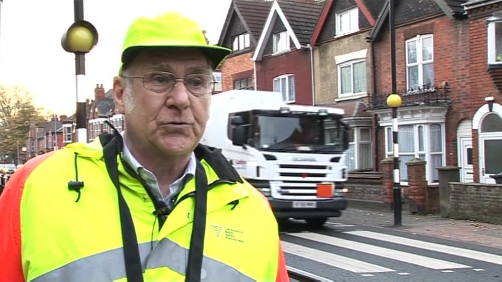 School danger: Camera for Lincoln lollipop man - BBC News