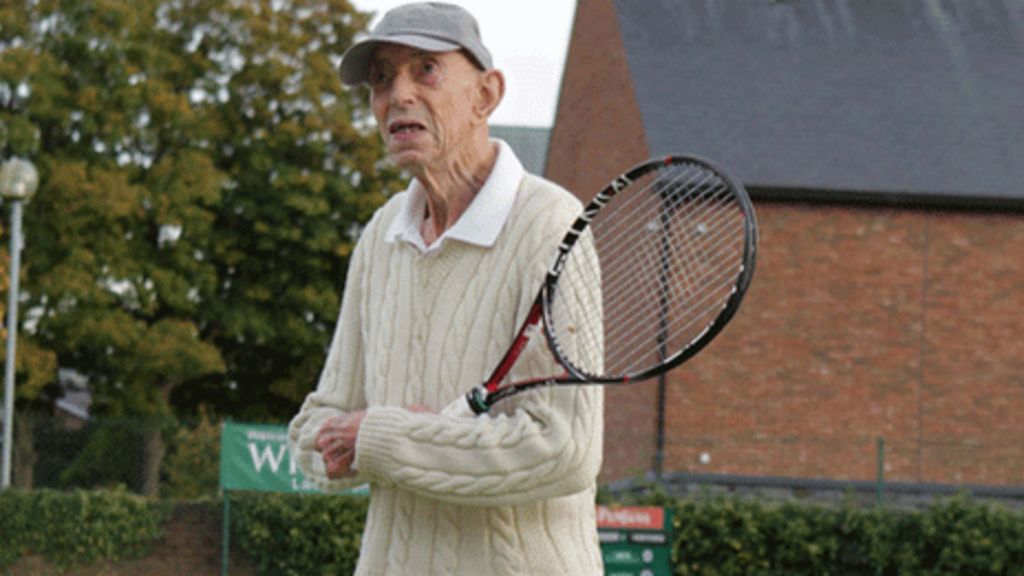 Arthur still holding court at 98 - BBC Sport