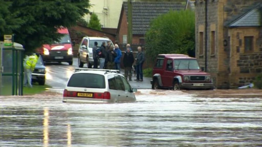 Rain leads to Somerset flooding problems - BBC News