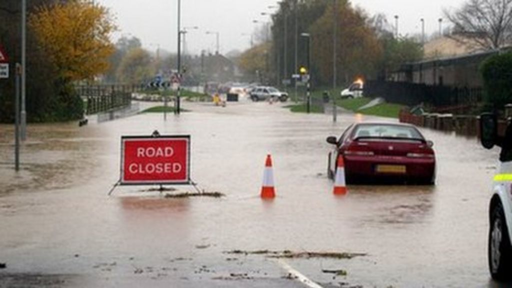 Flood warnings in Northamptonshire after heavy rain - BBC News