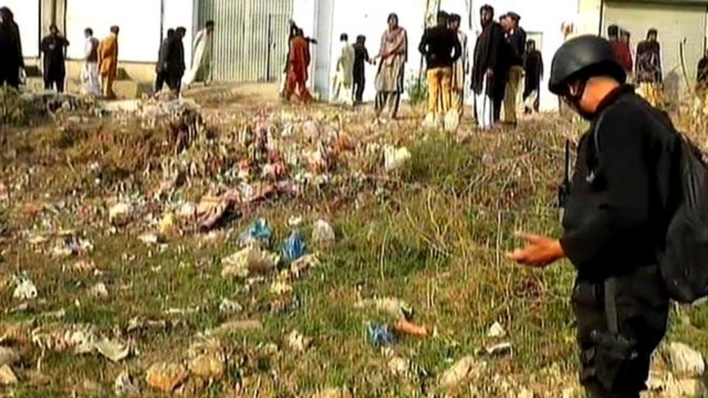 Bomb strikes Shia Muslim procession in Pakistan - BBC News