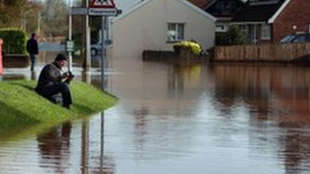 Floods in UK: More than 800 homes flooded as storms hit - BBC News