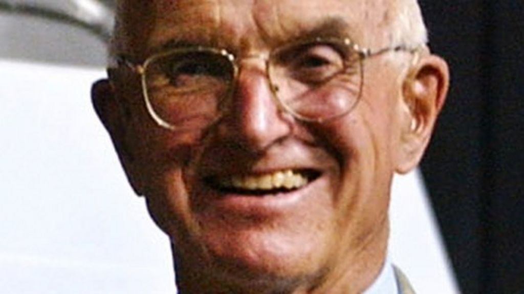 Joseph Murray, US organ transplant pioneer, dies at 93 - BBC News