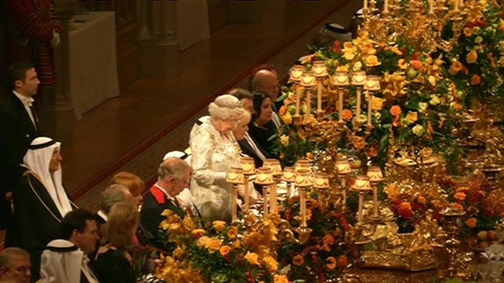 Queen toasts Emir of Kuwait at state banquet - BBC News