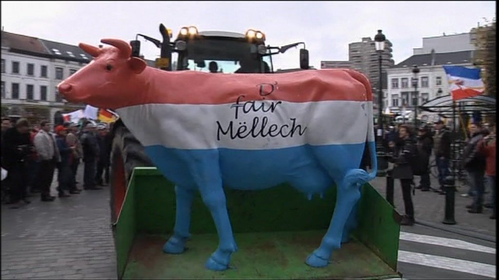 Milk protests target European Parliament in Brussels - BBC News