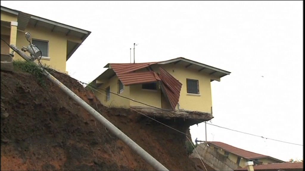 Thousands affected by Panama floods - BBC News