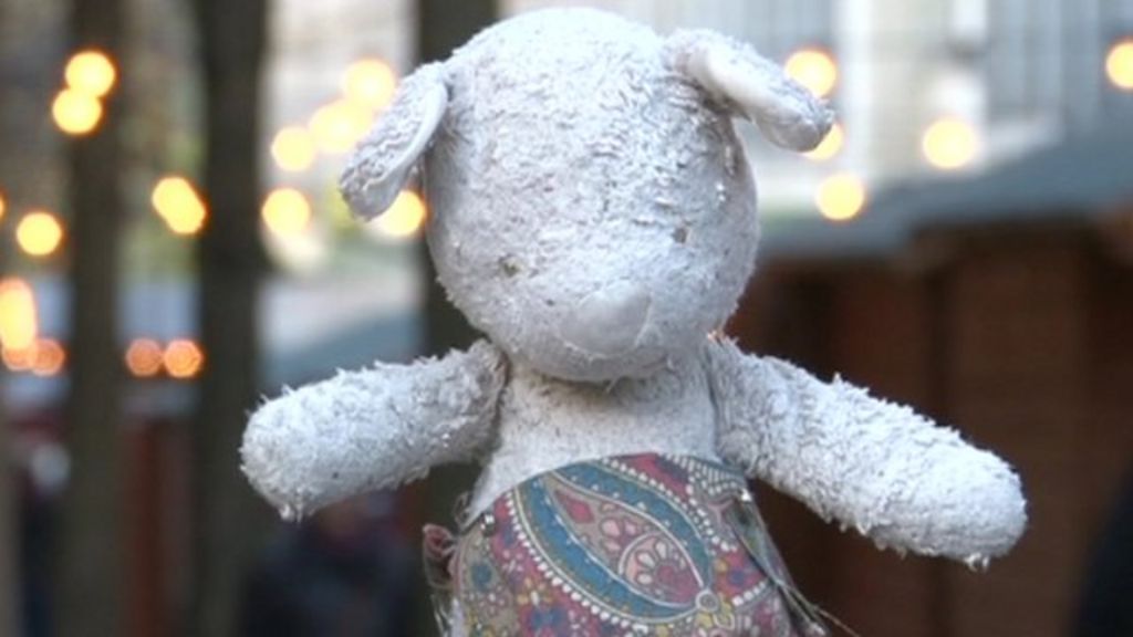 Missing teddy bear 'seeks' little girl - BBC News